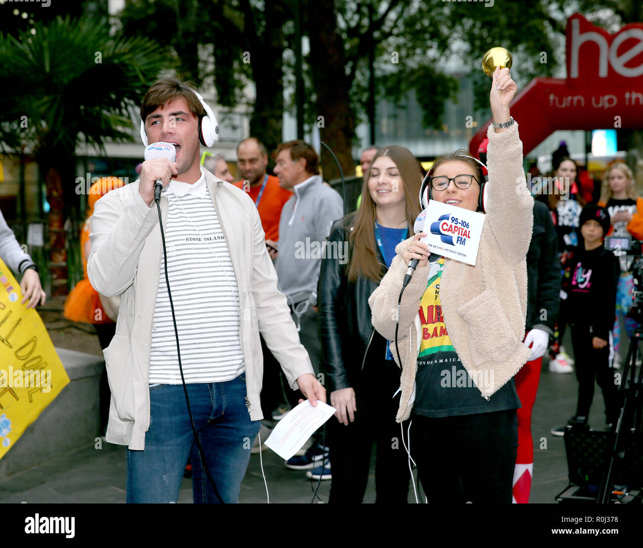 Jamie Theakston remplissant sa charité mondiale au studios à Leicester ...