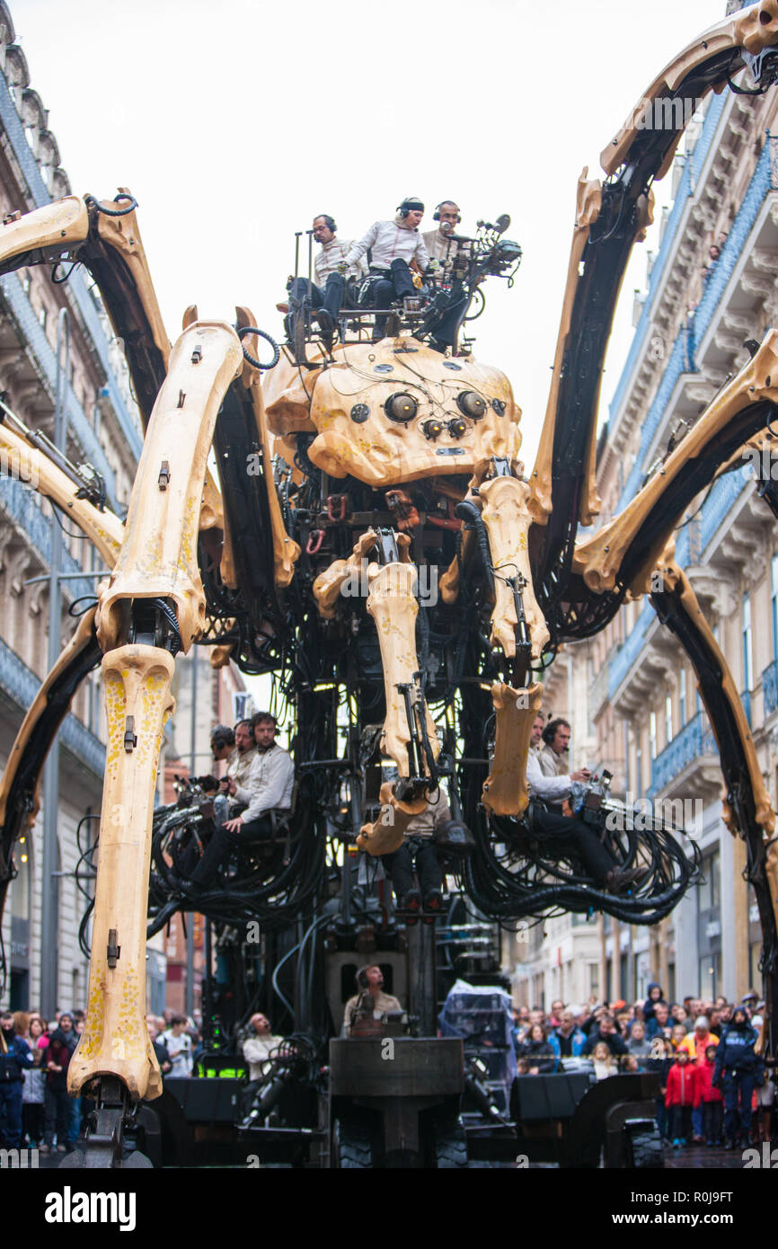 'La Machine', les machines mécaniques géantes effectuer dans une énorme ...