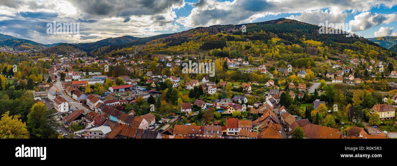 Panorammic automnales vue aérienne de la ville de Schirmeck en Alsace ...
