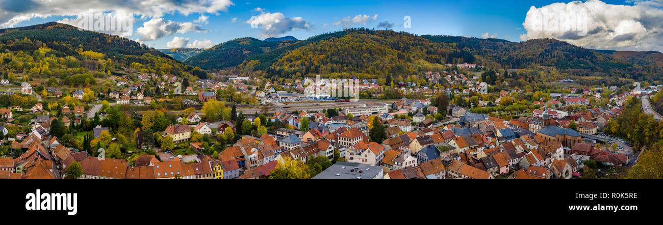 Panorammic automnales vue aérienne de la ville de Schirmeck en Alsace ...