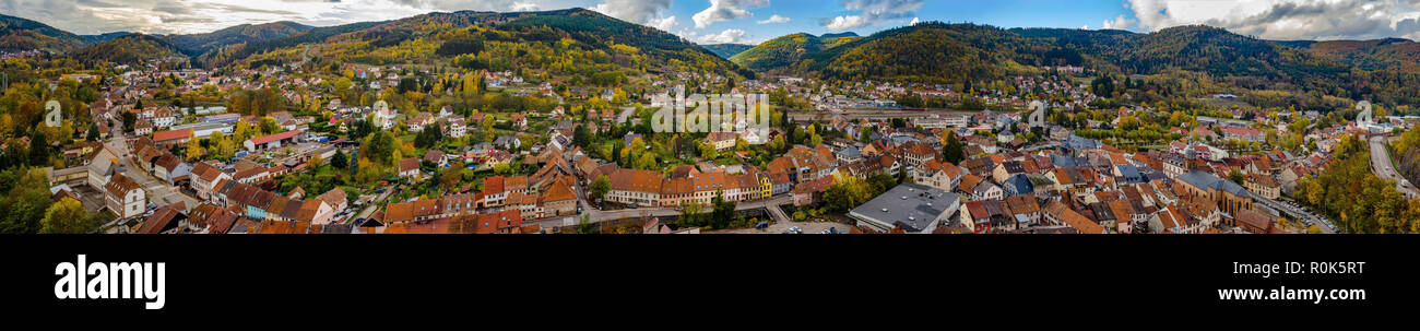 Panorammic automnales vue aérienne de la ville de Schirmeck en Alsace ...