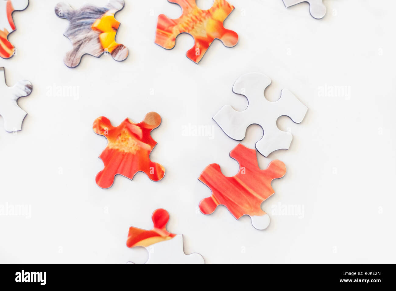 Pièces du puzzle sur fond blanc. Représentant la résolution de ...