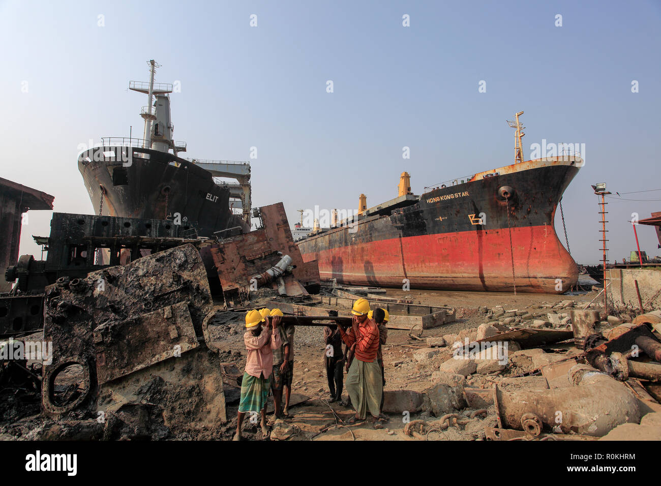 Travaillent au chantier de démolition des navires. Le Bangladesh est ...