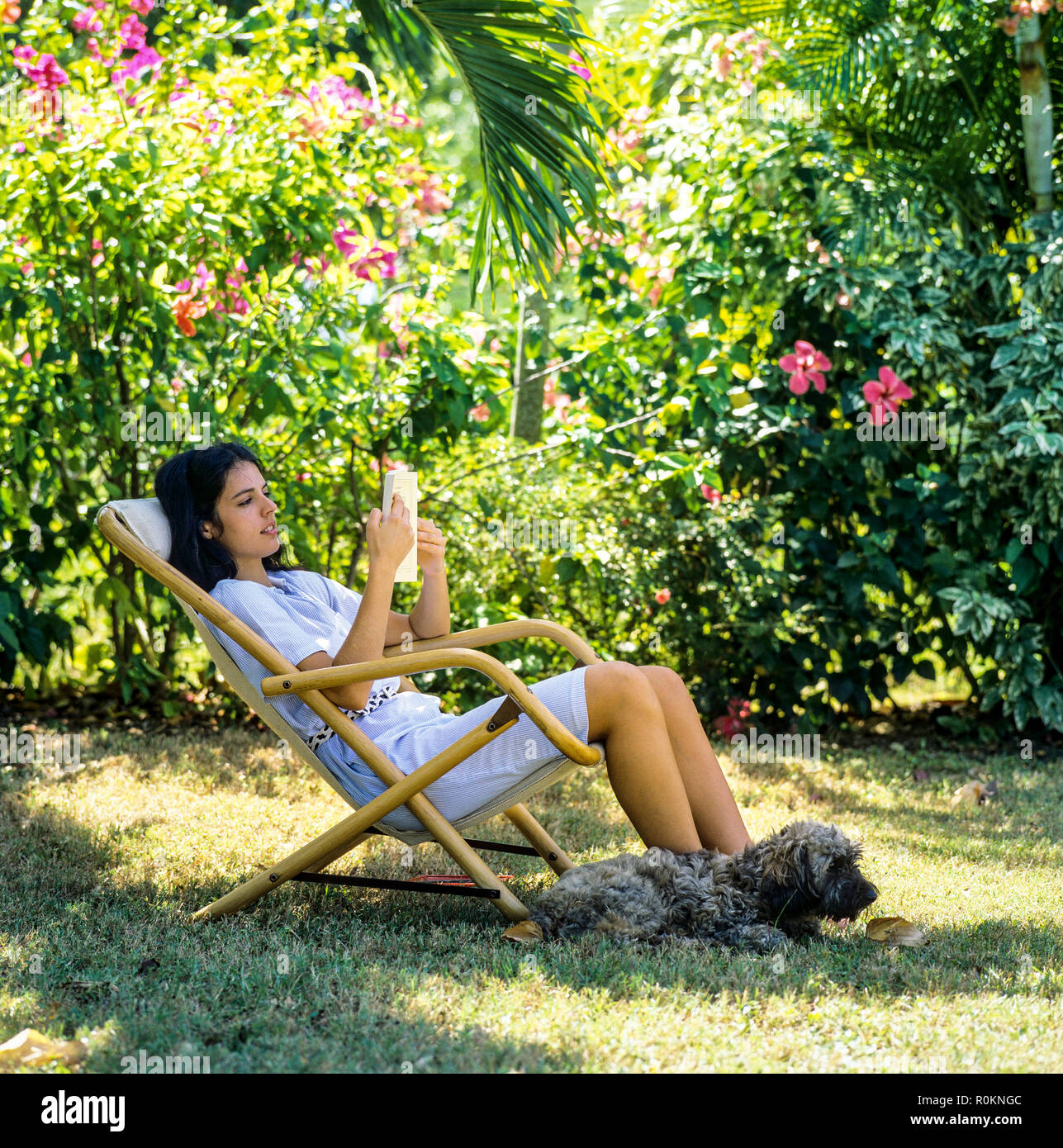 Femmes se reposant dans un jardin Banque de photographies et d’images à haute résolution - Alamy