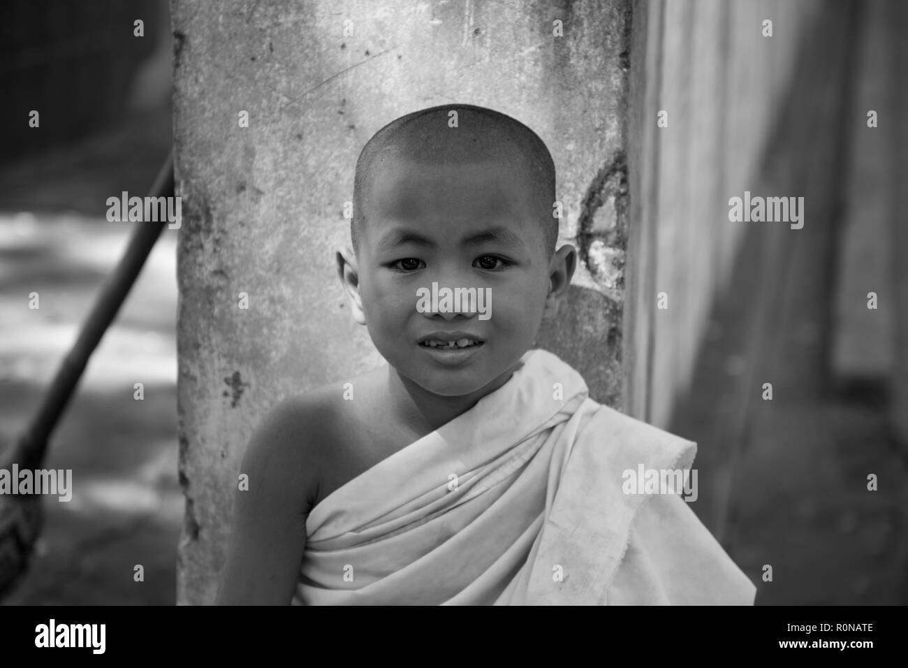 Moine enfant Banque d'images noir et blanc - Alamy