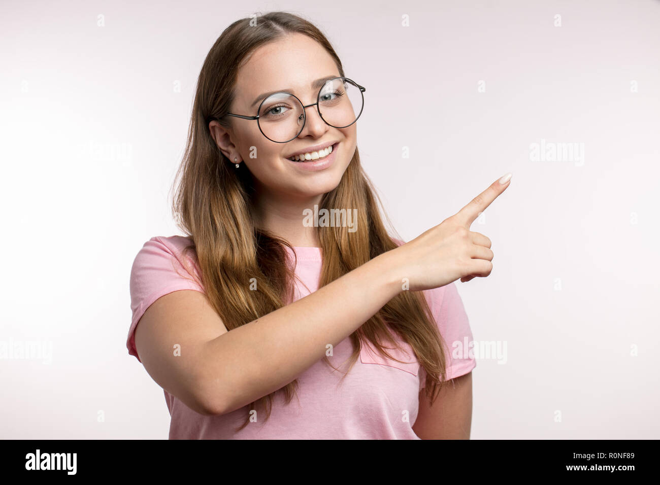 Indiquant avec le doigt Banque de photographies et d’images à haute ...