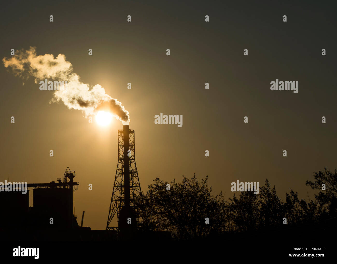 Usine fume Banque de photographies et d’images à haute résolution - Alamy