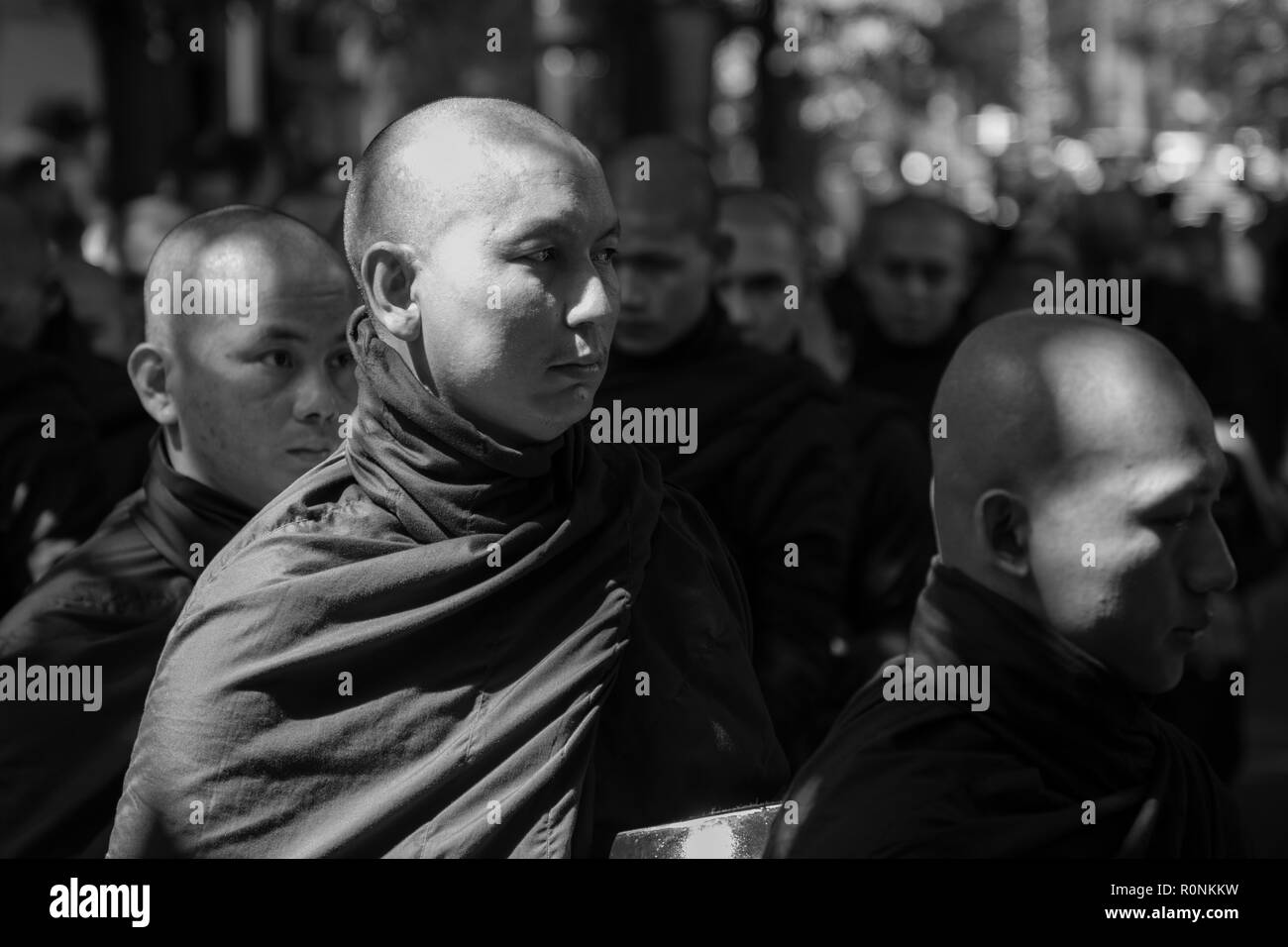 Jeune moine asiatique Banque d'images noir et blanc - Alamy