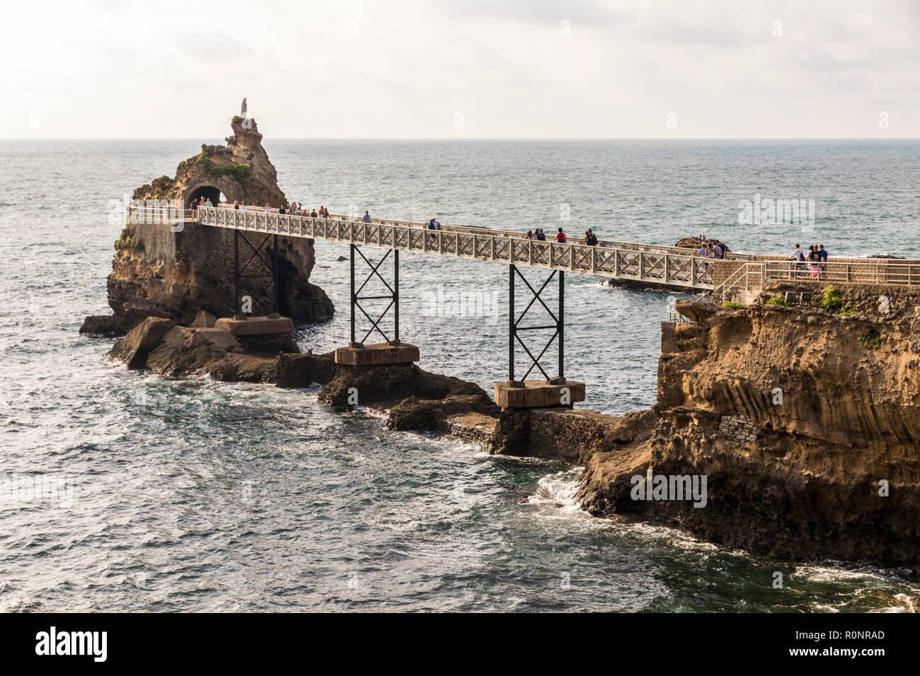 Biarritz, France. Le rocher de la Vierge (Rocher de la Vierge), une ...