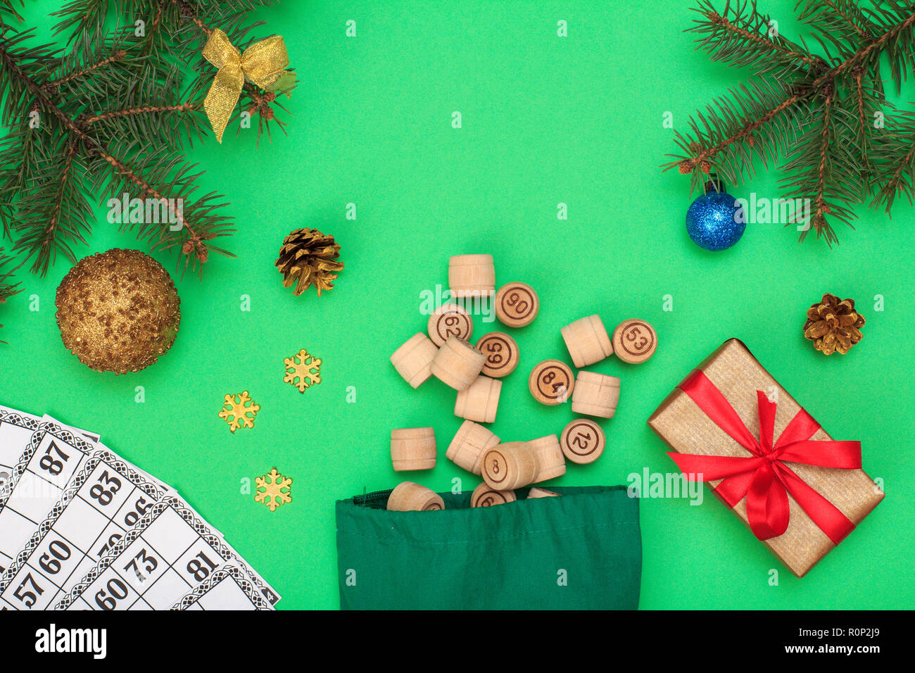Jeu de loto. Lotto en barils avec sac de jeux et cartes pour un jeu de ...