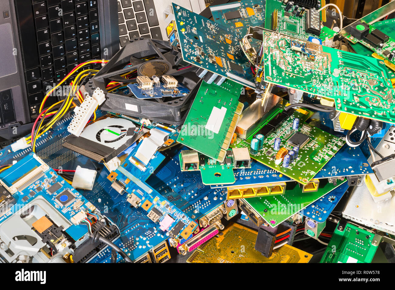 E Pile De Déchets Des Pièces Pour Ordinateur Portable Connecteurs Pcb Les Claviers D