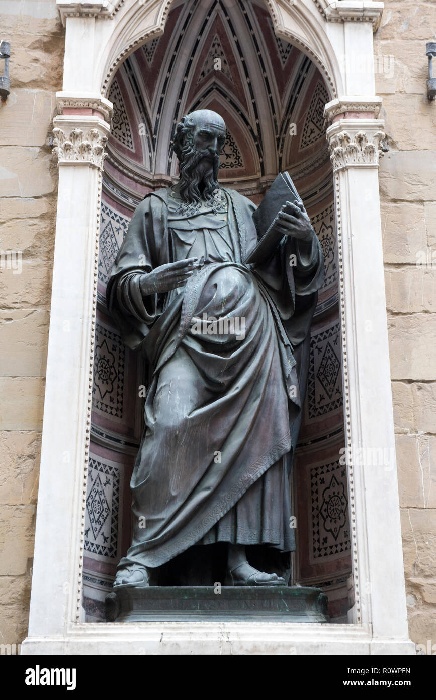 Statue Saint Jean l'Évangéliste à l'extérieur de l'église Orsanmichele ...