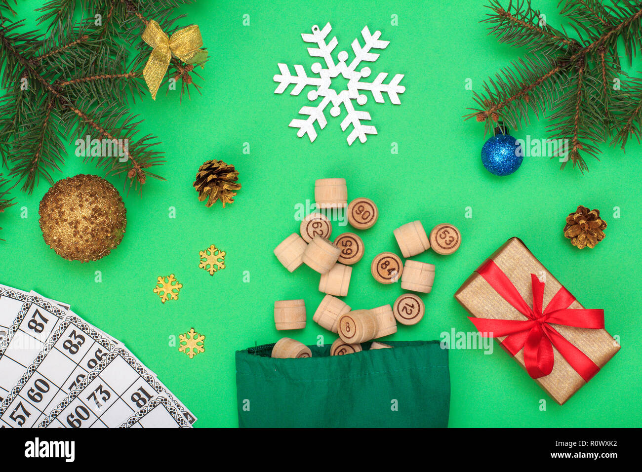 Jeu de loto. Lotto en barils avec sac de jeux et cartes pour un jeu de ...