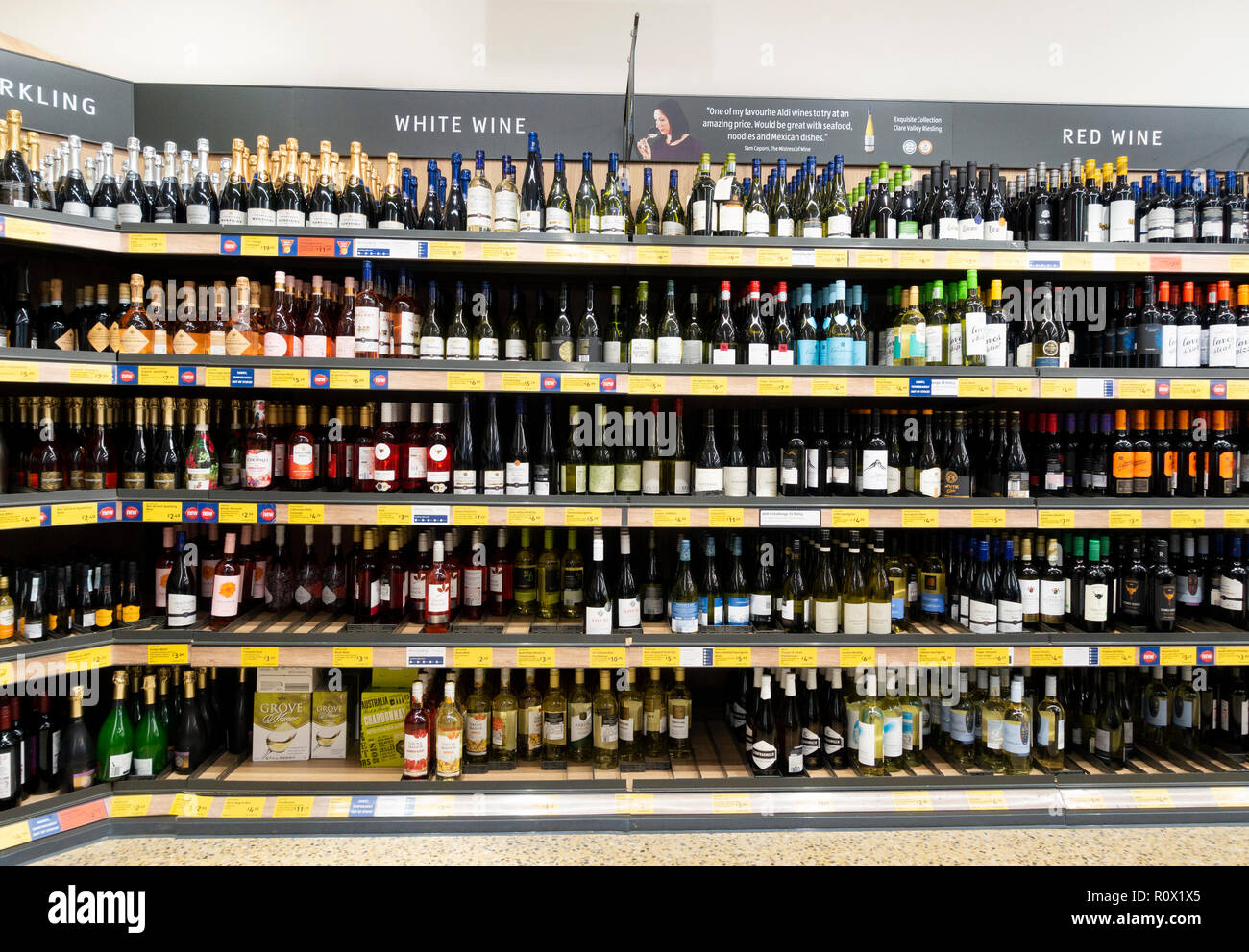 Présentoir de rayon de vin de supermarché Banque de photographies et d ...