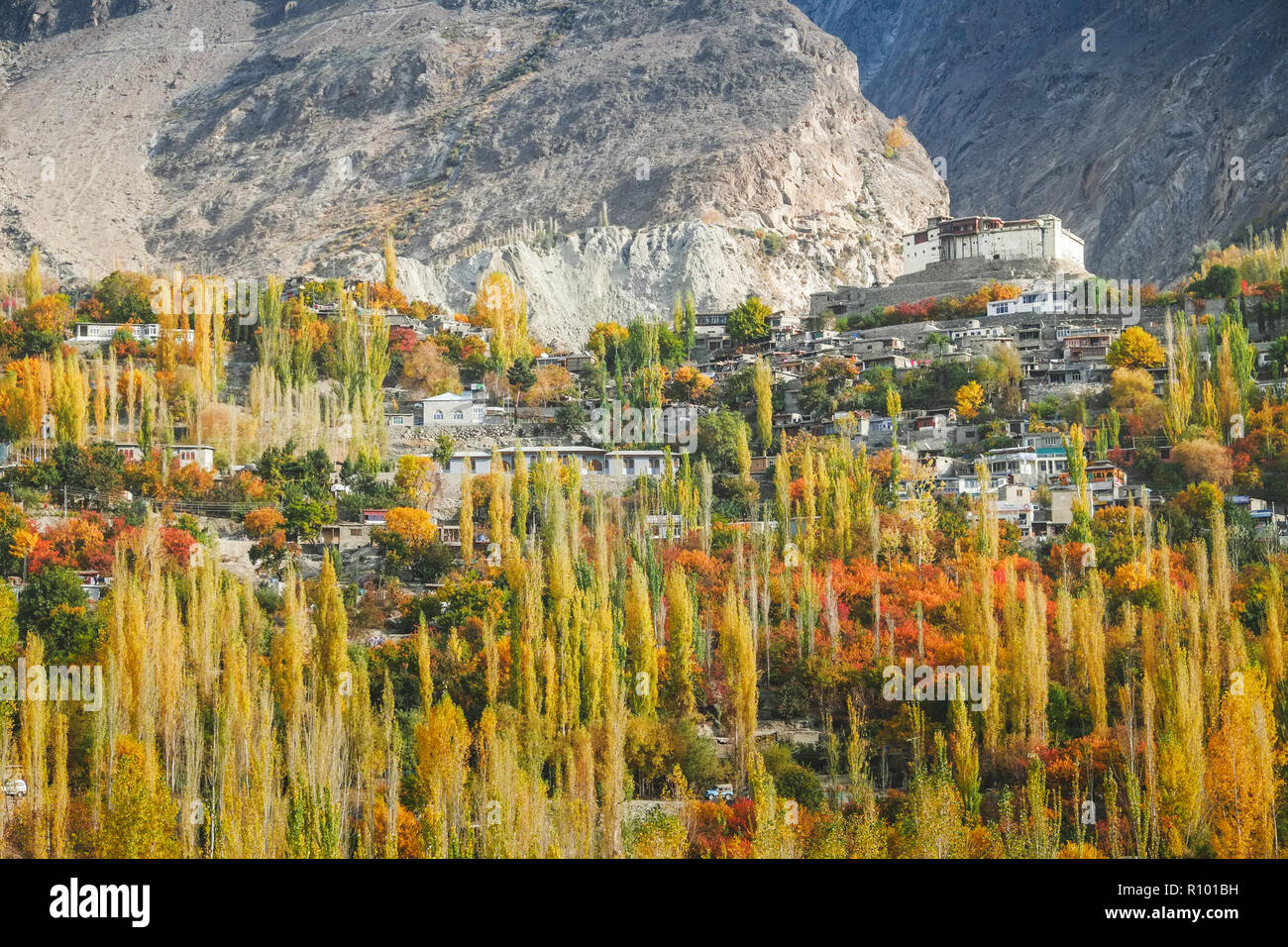 Pakistan hunza valley karimabad view Banque de photographies et d ...