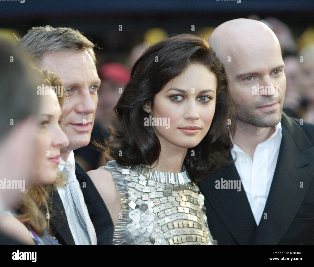 Daniel craig and olga kurylenko Banque de photographies et d’images à ...