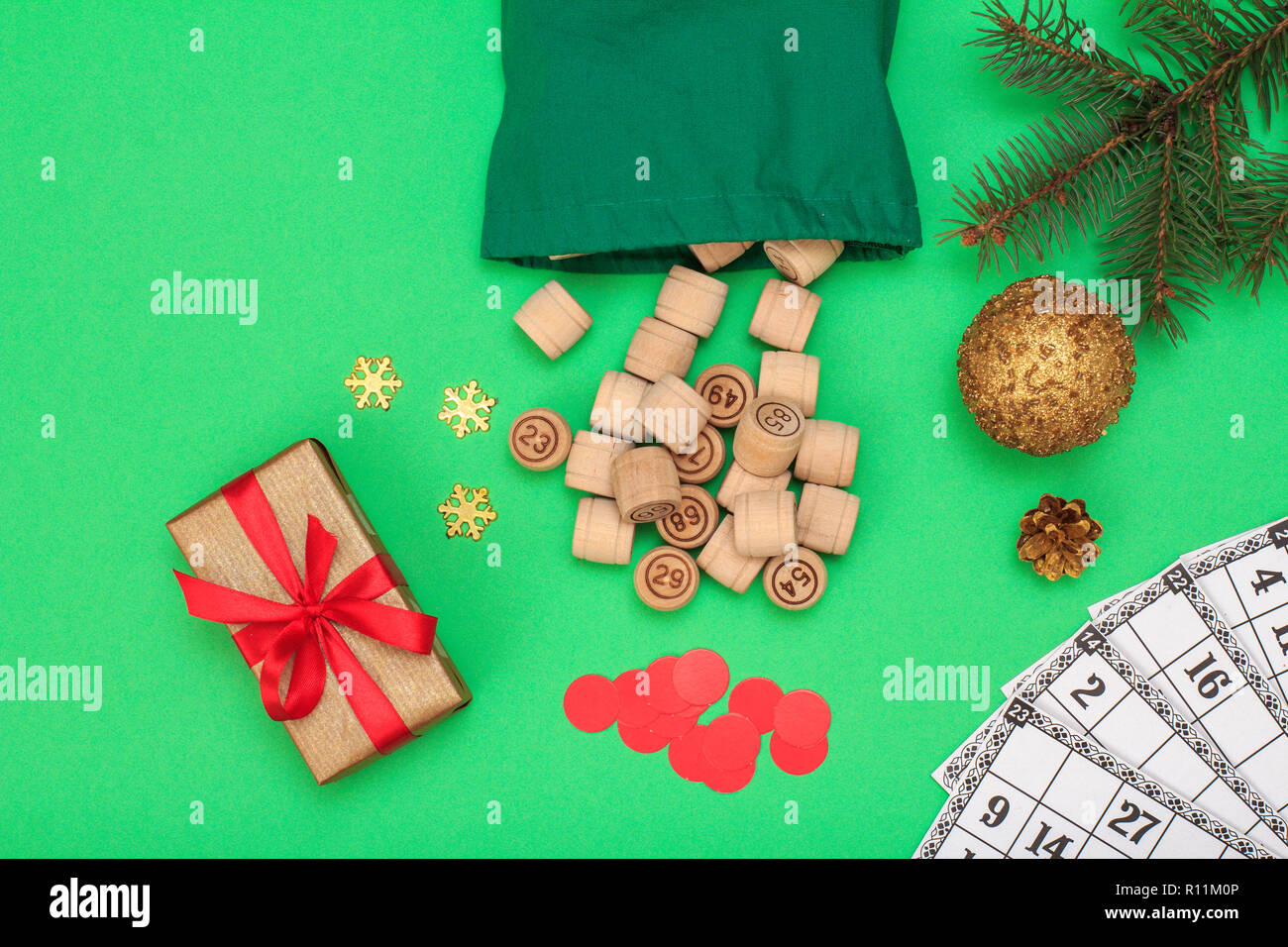 Jeu de loto. Loto en bois avec sac barils, cartes et jetons rouges pour ...