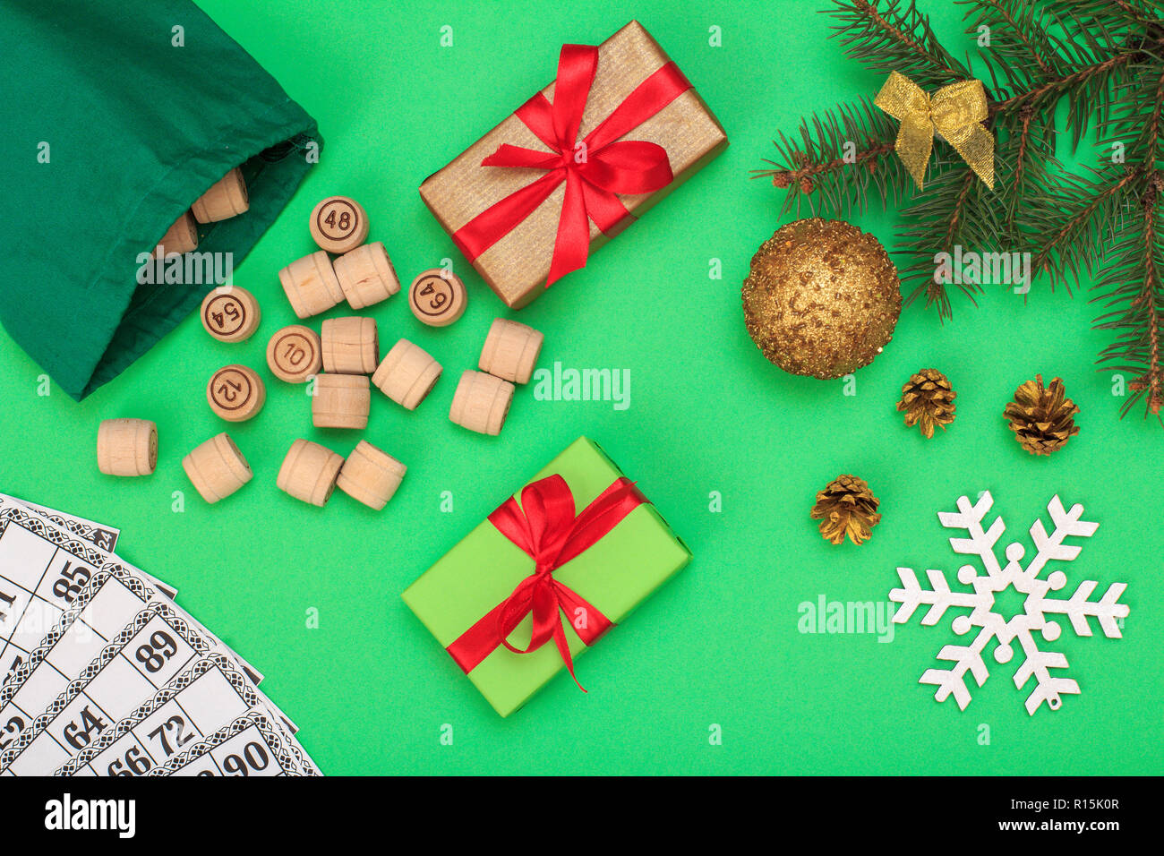 Jeu de loto. Lotto en barils avec sac de jeux et cartes pour un jeu de ...