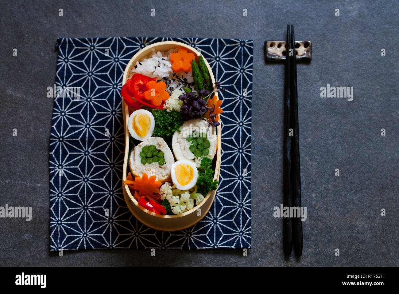 Boîte bento japonais avec du poulet farci aux asperges, riz, légumes et ...