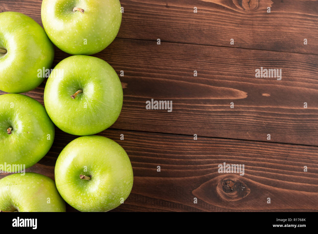 Pommes sur table Banque de photographies et d’images à haute résolution ...