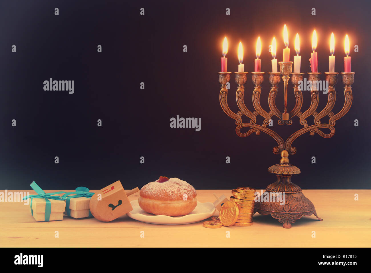 Image de la fête juive de Hanukkah background traditionnel avec haut ...