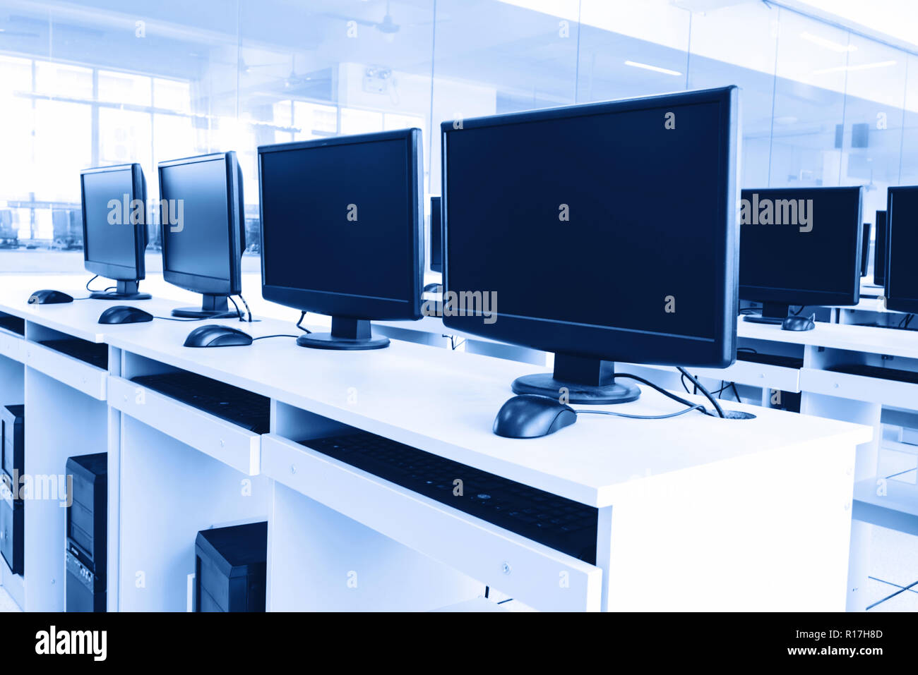 Salle de classe informatique moderne Banque de photographies et d ...