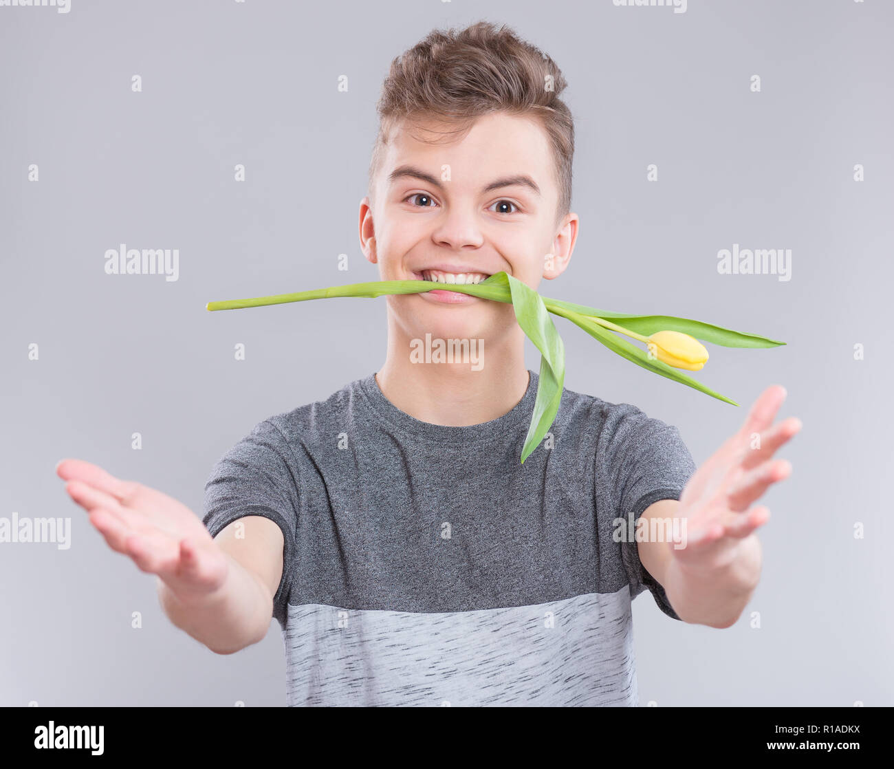 Joyeux anniversaire avec des fleurs Banque de photographies et d’images à haute résolution ...