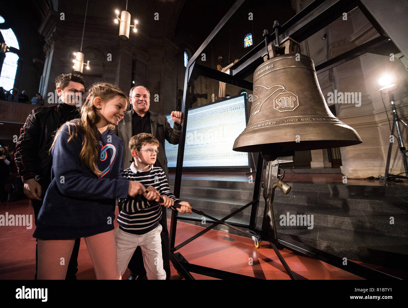 Les enfants sonnent la cloche de la paix Banque de photographies et d ...