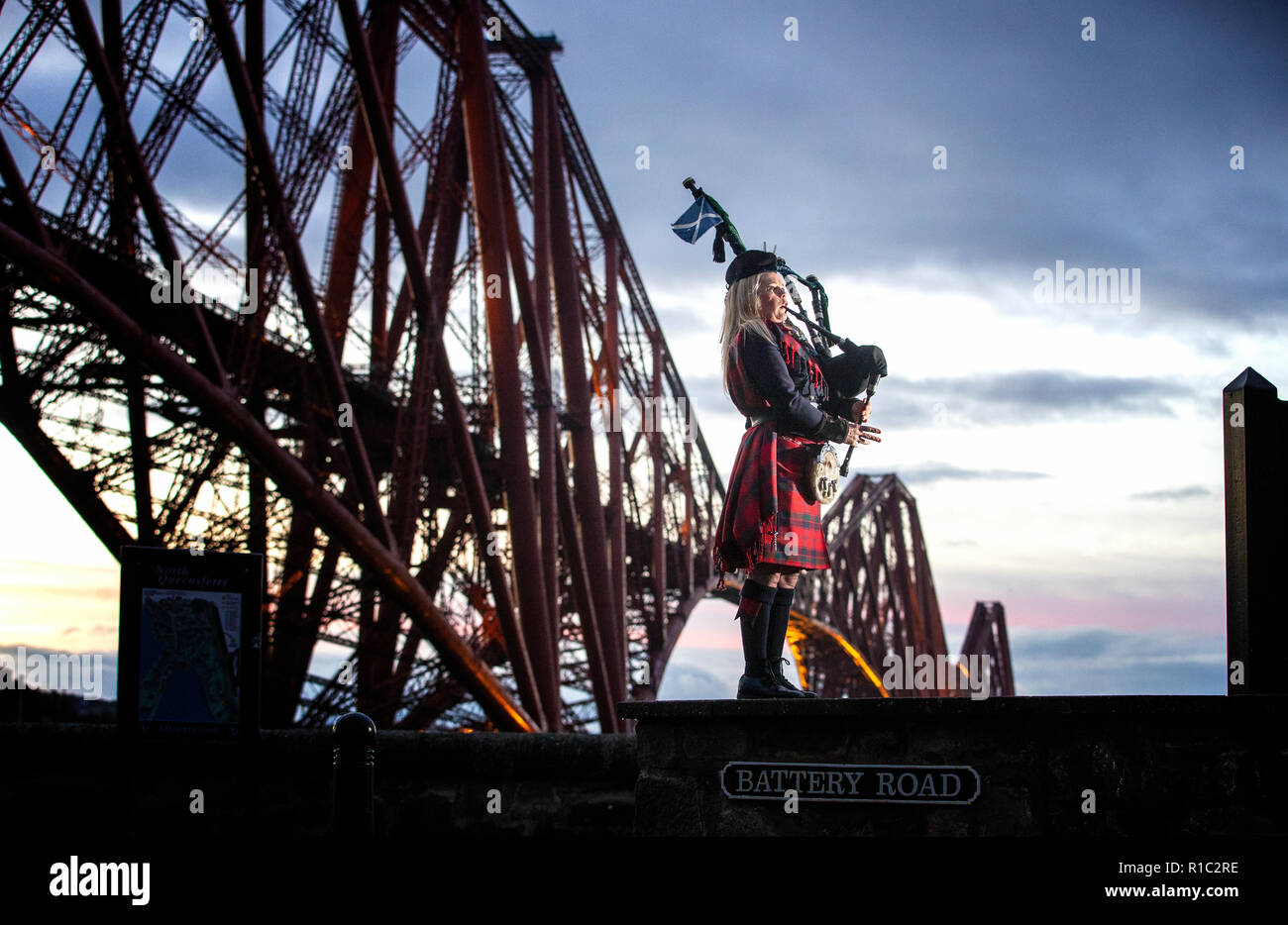 Louise Piper Marshall, vêtu d'un tartan rouge commémorative spéciale ...
