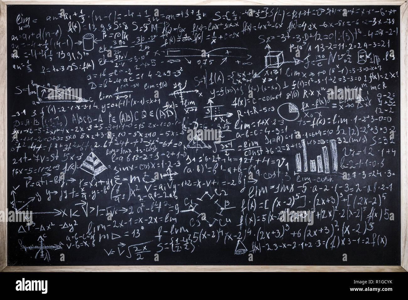 Tableau noir portant des formules et calculs scientifiques en physique ...