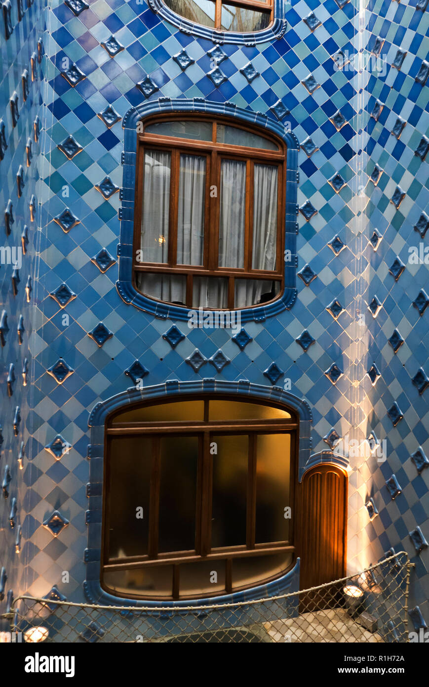 L'intérieur de la Casa Batlló Maison décorée de carreaux bleus, conçu ...