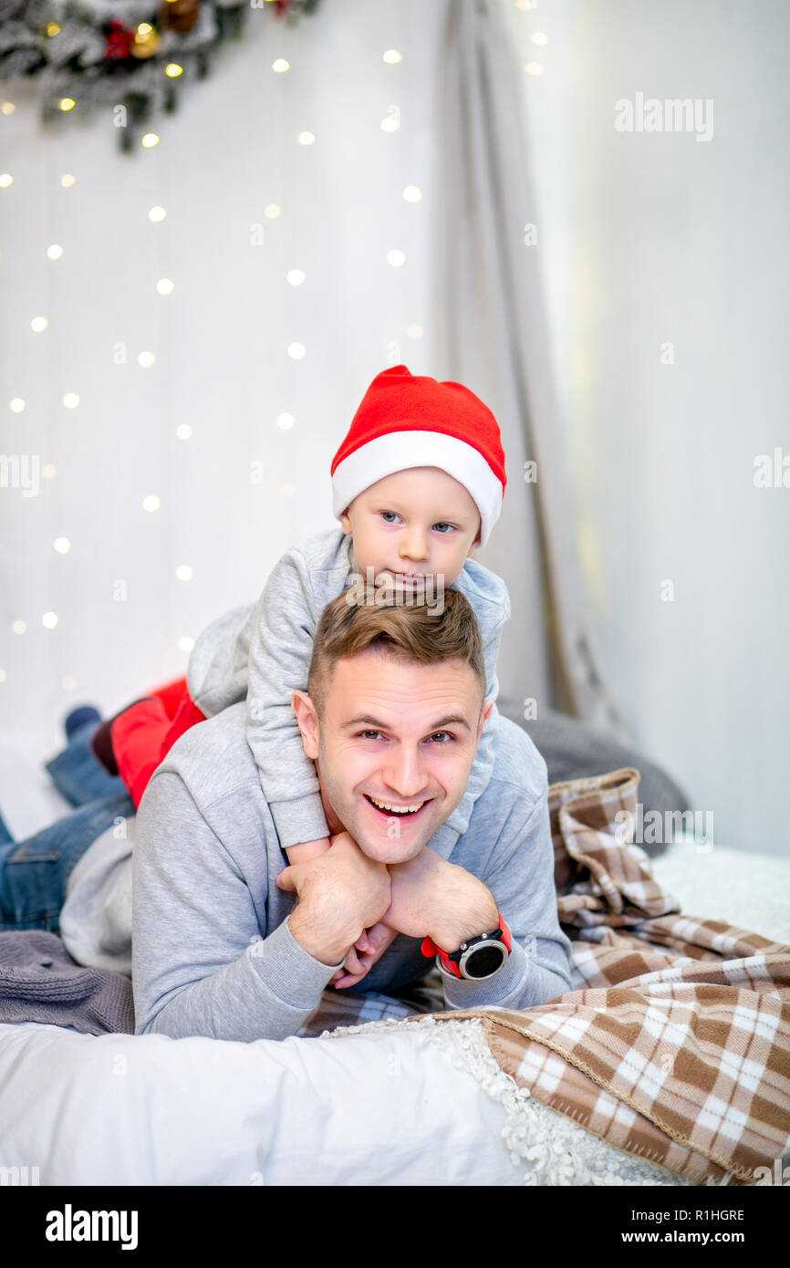 Famille heureuse, le père et son fils, le matin dans la chambre décorée ...