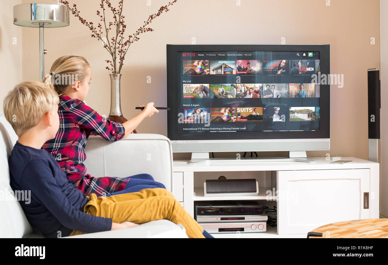 écran netflix Banque de photographies et d’images à haute résolution ...