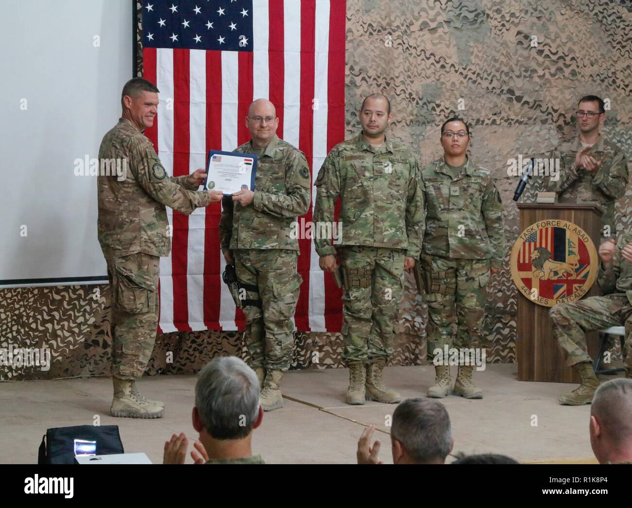 Le Lieutenant-colonel de l'US Air Force Michael Coyle, gauche, 243e ...