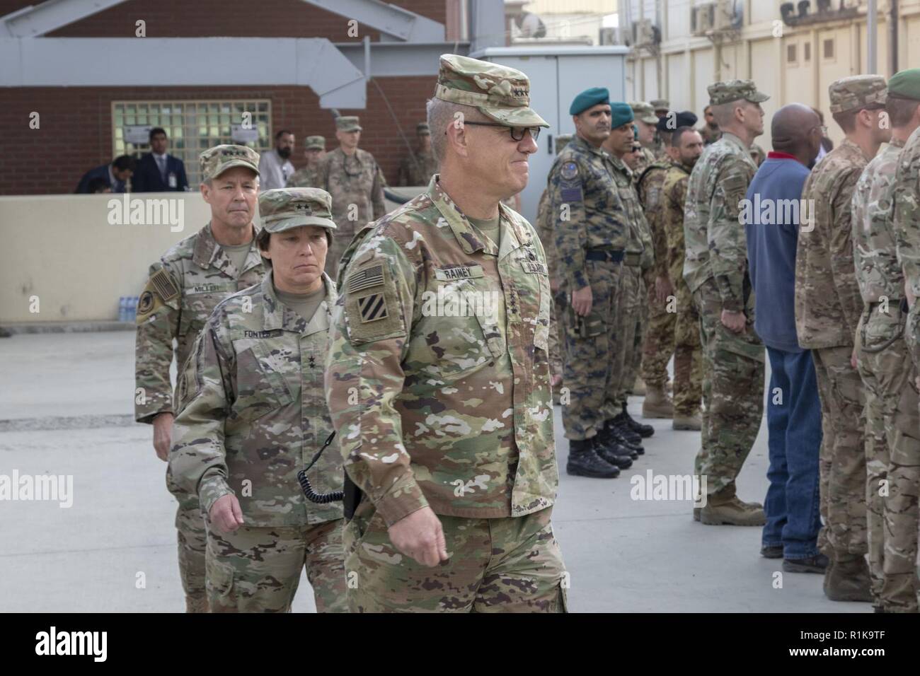 Le lieutenant général de l'armée américaine James Rainey (avant), de l ...
