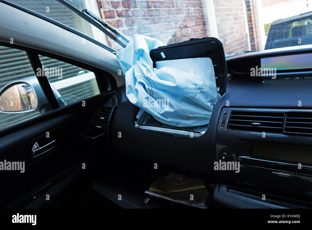 Exploded airbag Banque de photographies et d’images à haute résolution ...