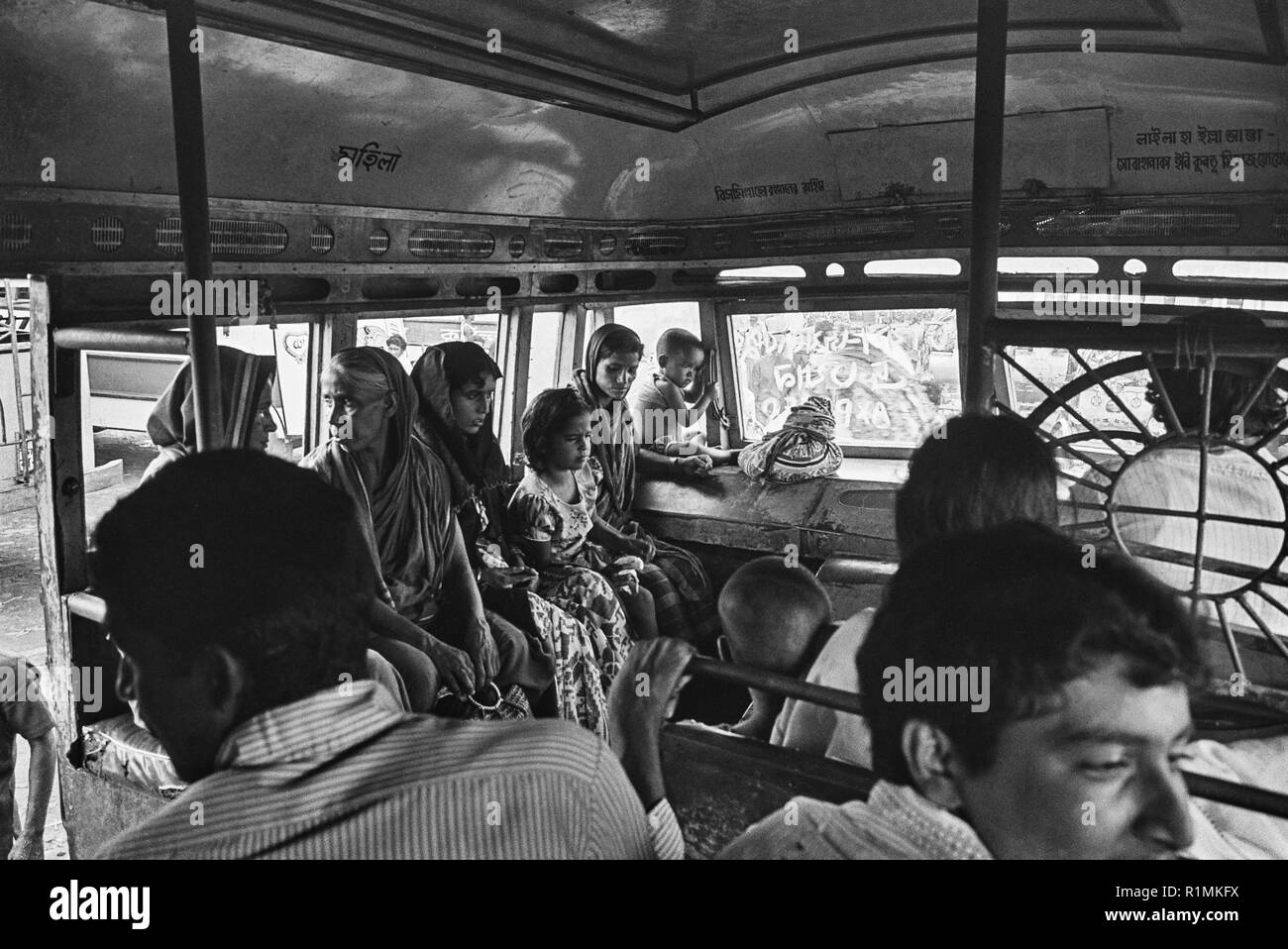 Dhaka bus Banque de photographies et d’images à haute résolution - Alamy