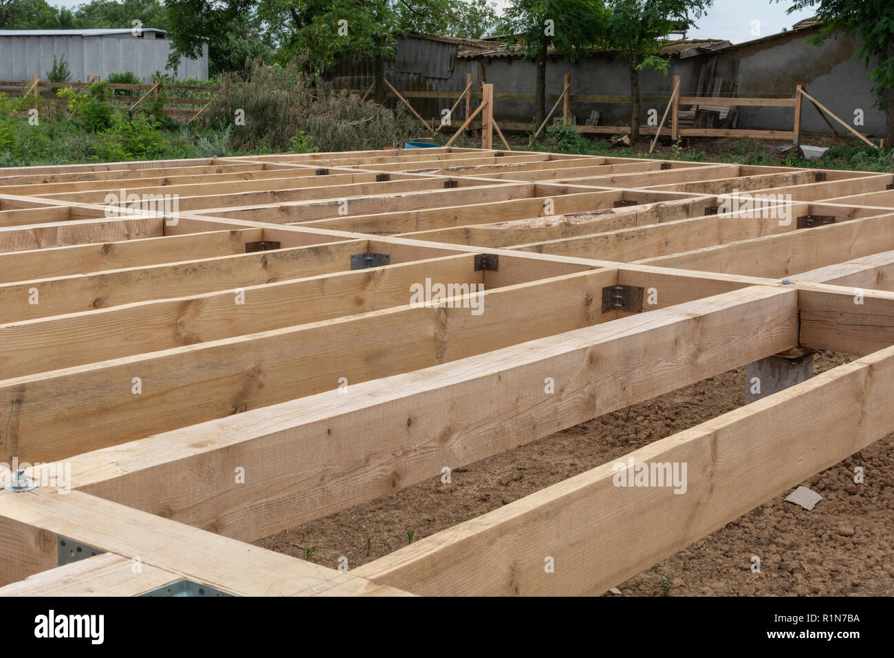 Le socle en bois pour une maison de campagne Photo Stock - Alamy