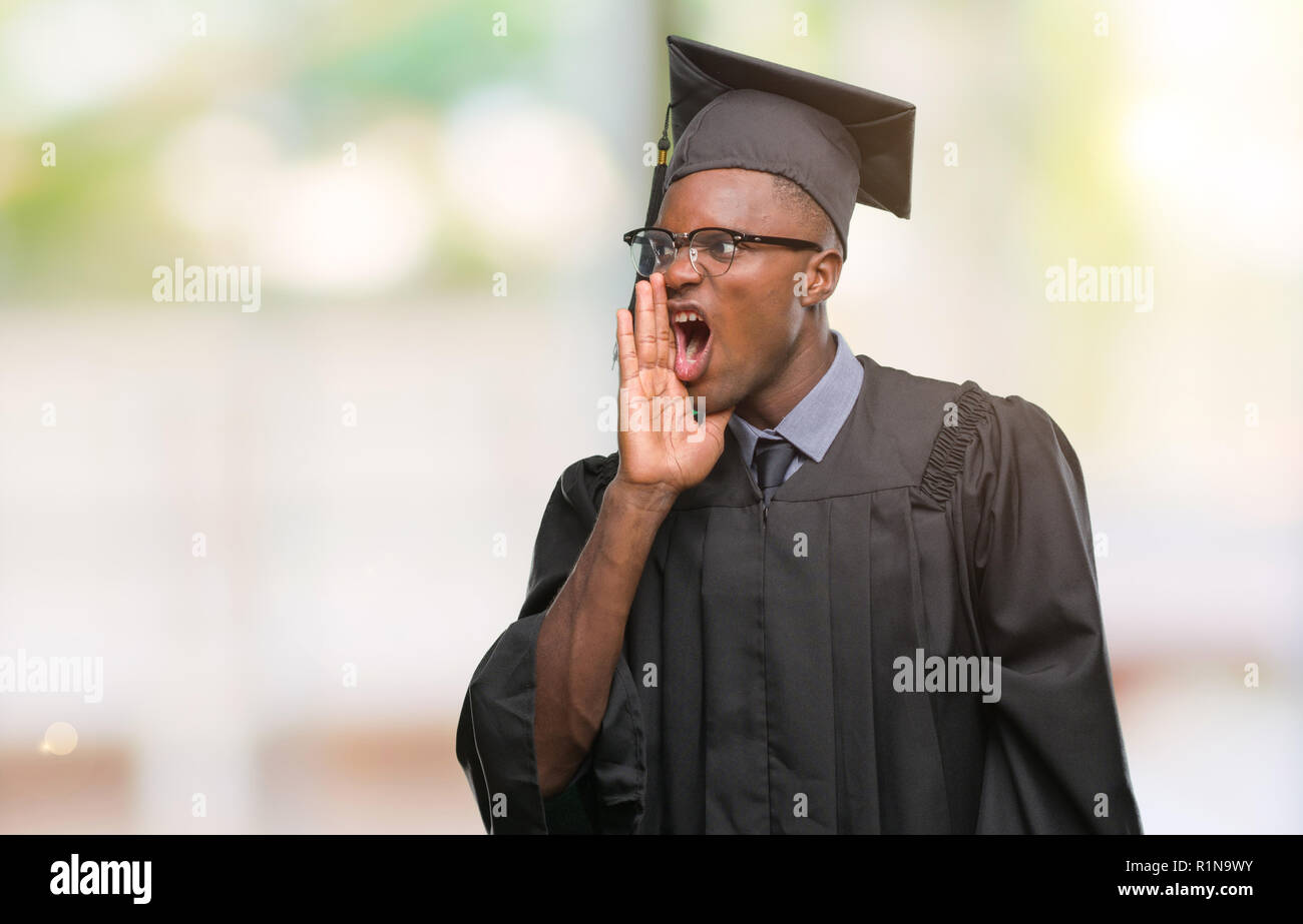 Les jeunes diplômés african american man sur fond isolé de crier et de ...
