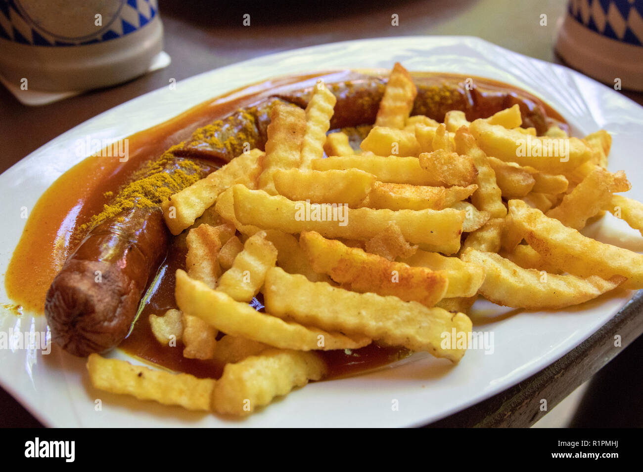 Currywurst (saucisse au curry wurst, Allemand) et frites près de l ...