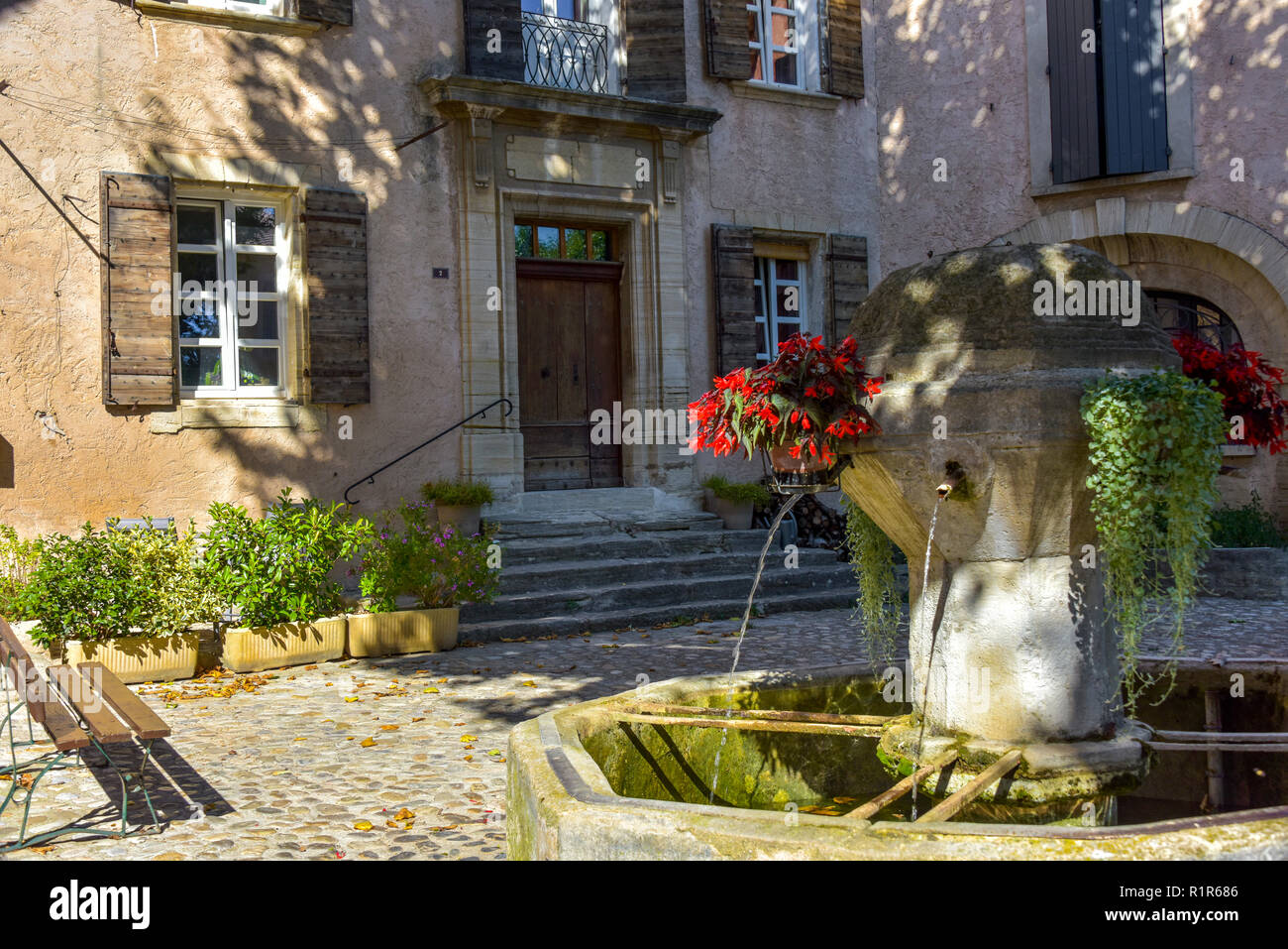 Endroit ombragé avec bien dans le village Bédoin, Provence, France ...