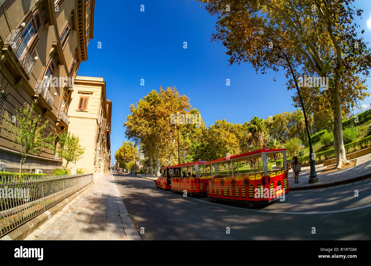 Tramway rouge traditionnel Banque de photographies et d’images à haute ...