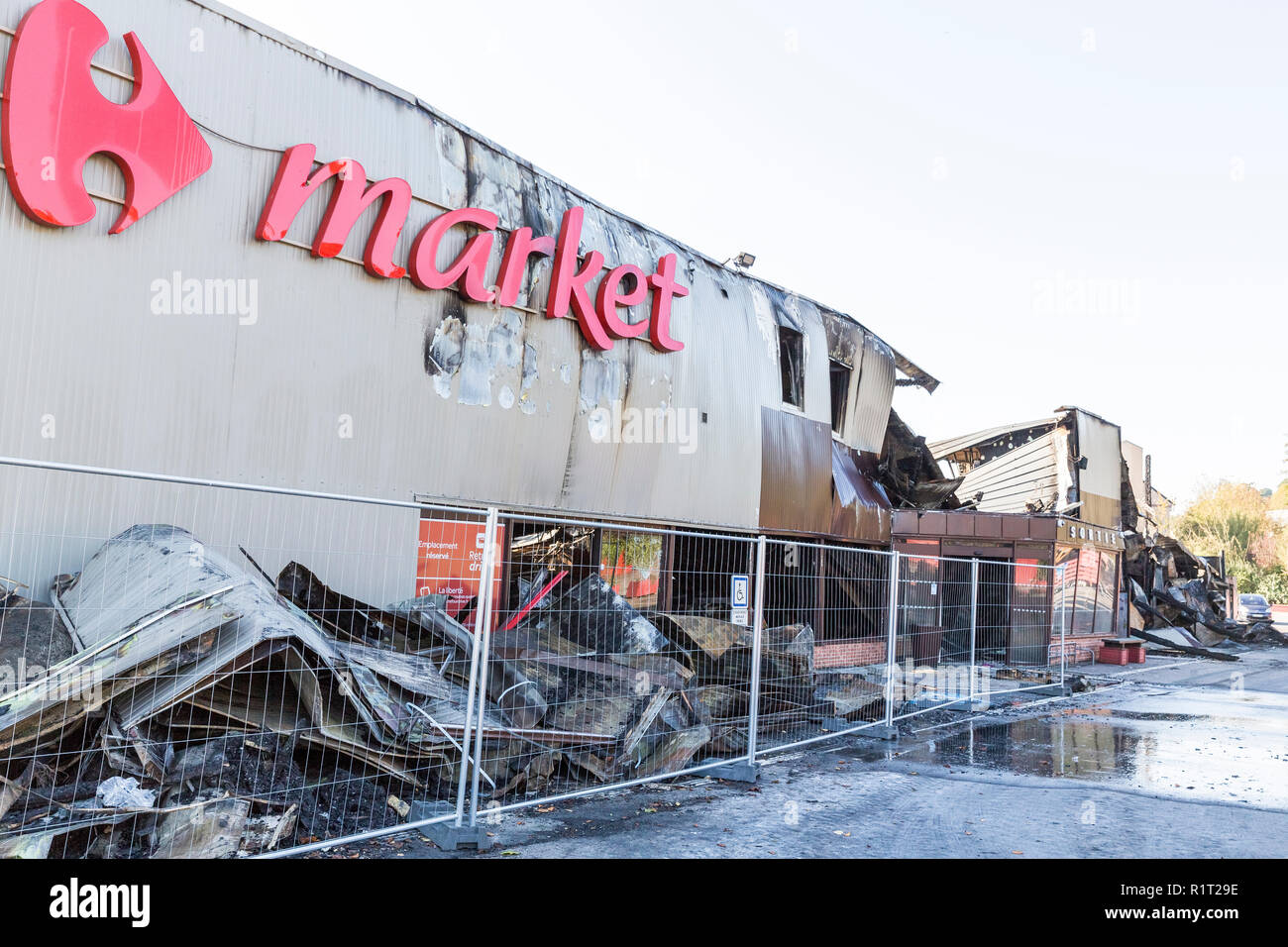 DUCLAIR, FRANCE - Octobre Circa, 2018 : supermarché Carrefour Market ...