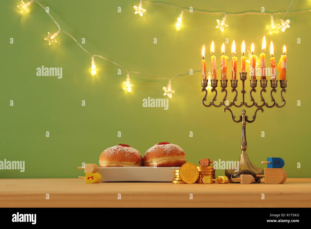 Image de la fête juive de Hanukkah menorah (avec arrière-plan ...