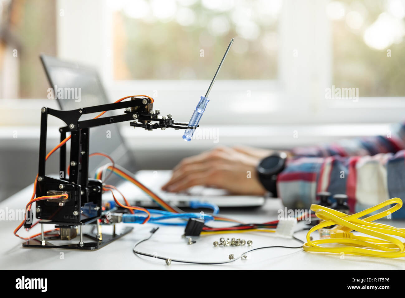 Robotic arm man Banque de photographies et d’images à haute résolution ...