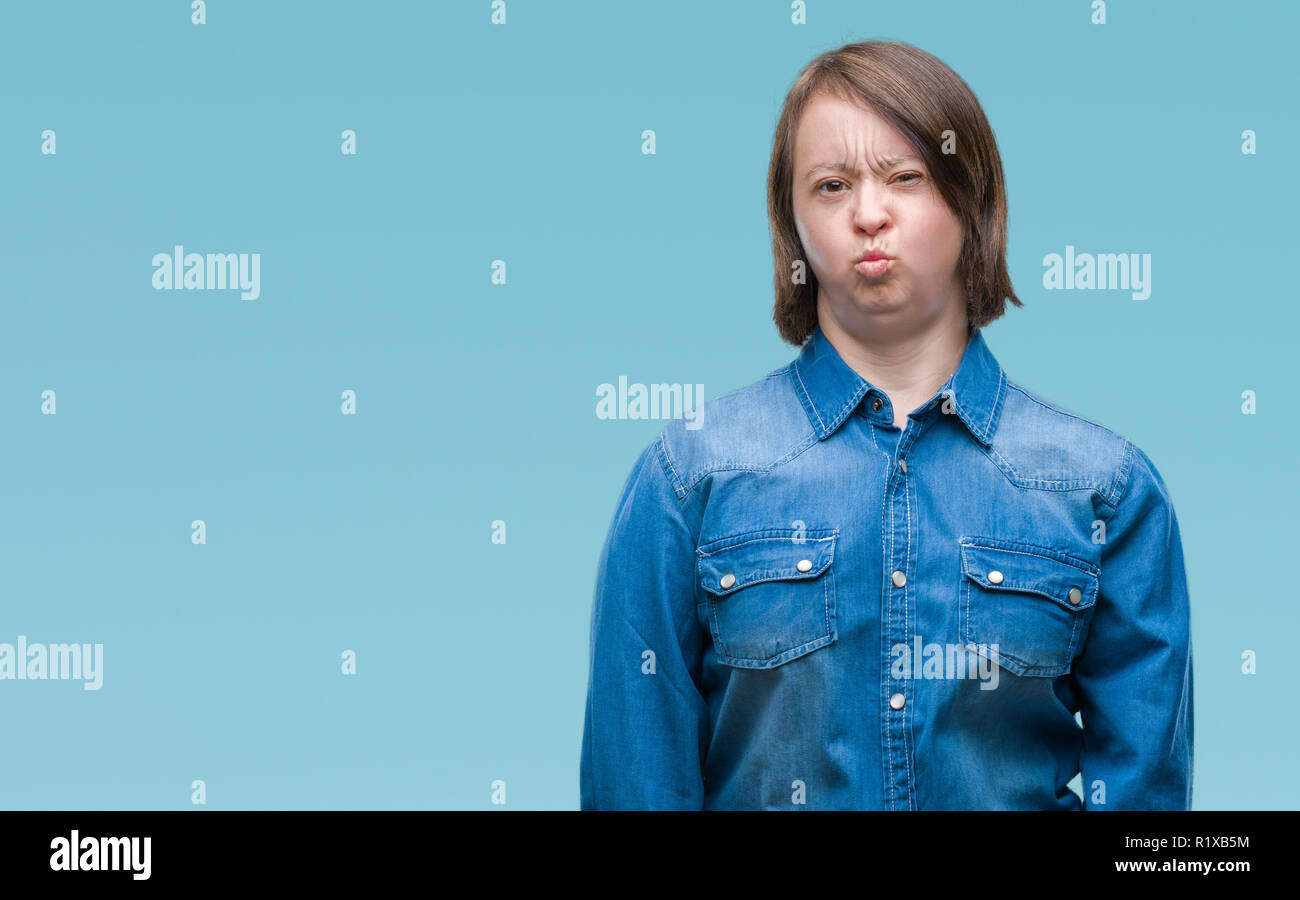 Les jeunes femmes adultes souffrant du syndrome de Down sur fond isolé ...