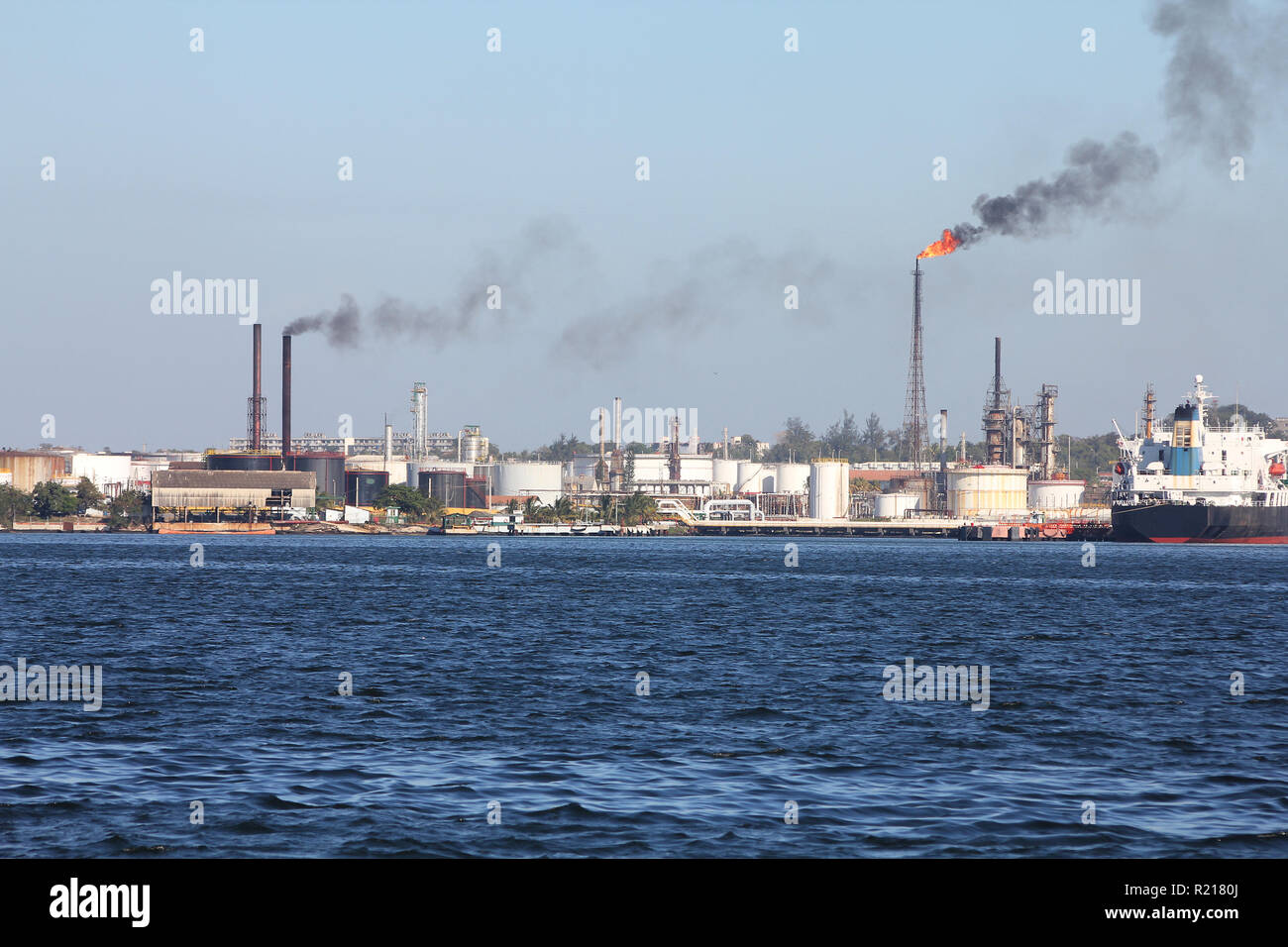 Pollution de l'air généré par la raffinerie de pétrole à La Havane ...