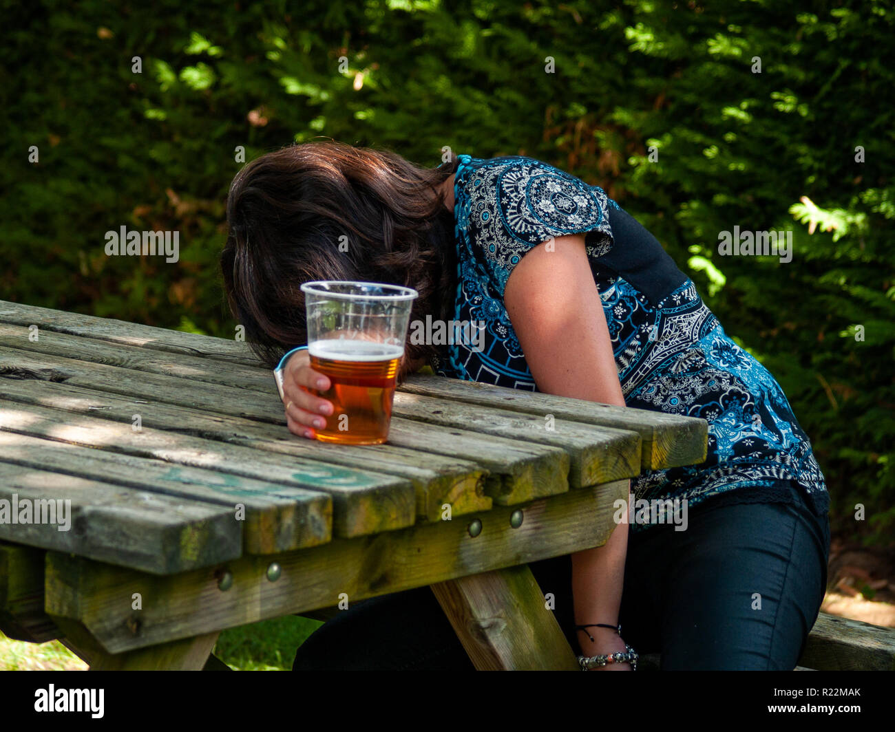 Femme ivre Banque de photographies et d’images à haute résolution - Alamy