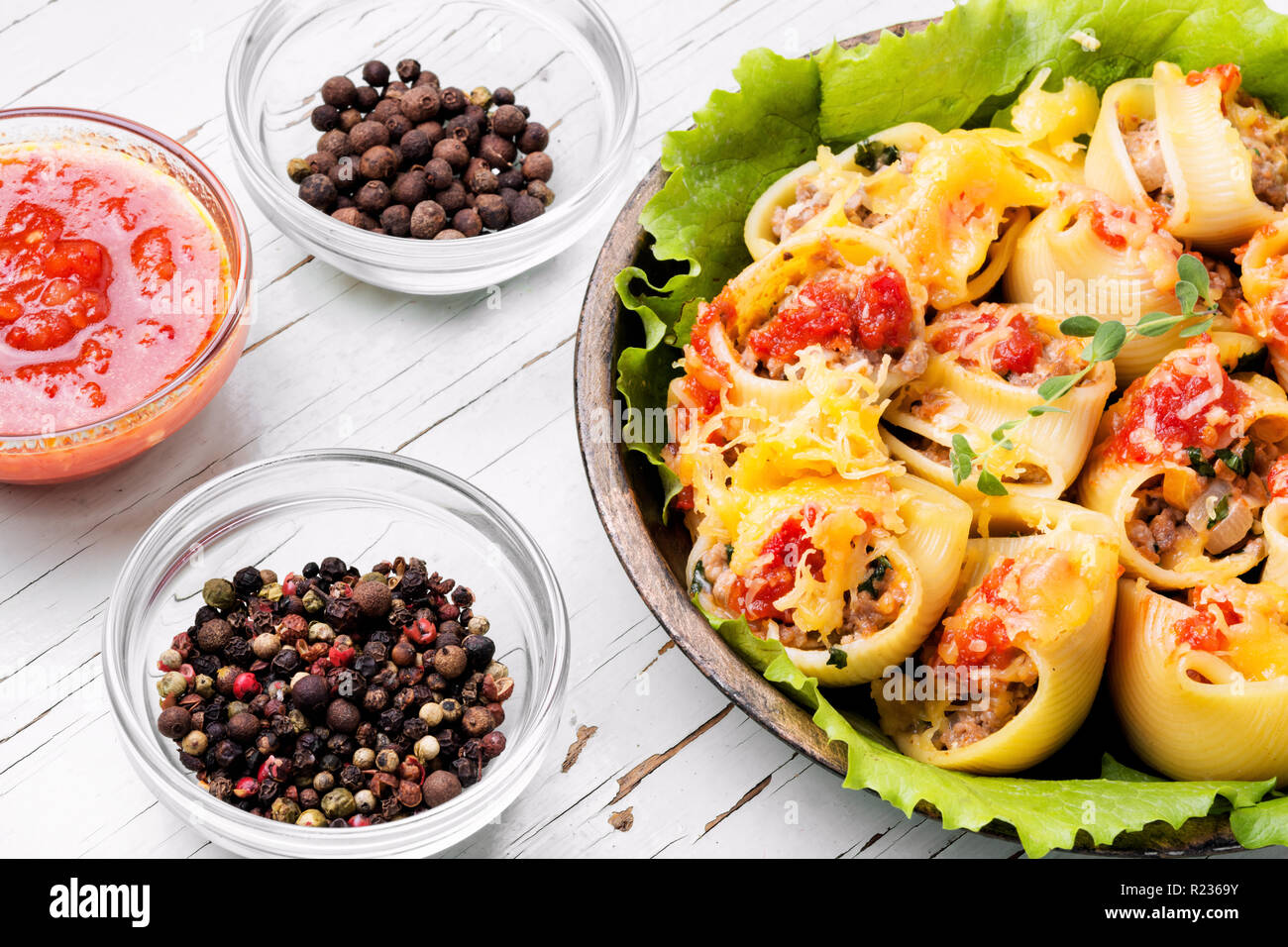 L'italien de pâtes farcies avec de la viande sur planche de bois ...