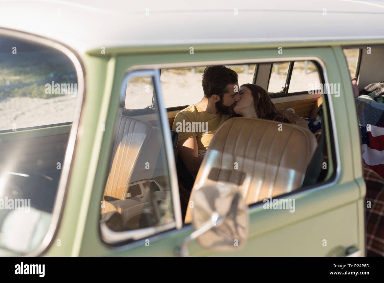 Couple kissing car Banque de photographies et d’images à haute ...